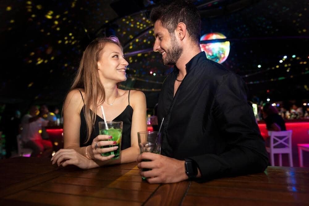 Comment entamer une conversation détendue avec un bel inconnu